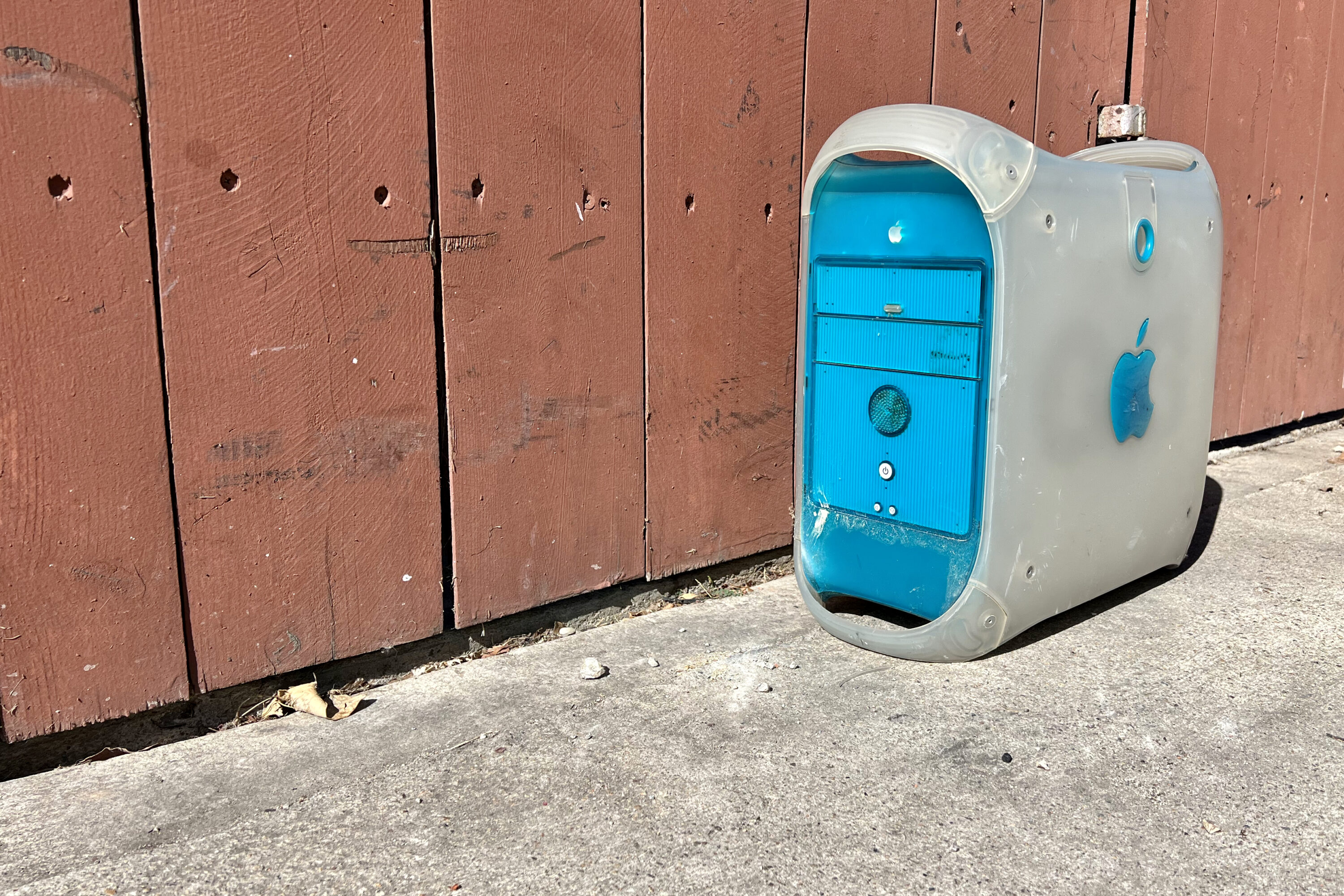 PowerMac G3 Blue and White Front – 5 Minutes with Joe